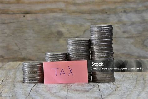 세금 스티커 메모 개념과 함께 나무 배경에 4 개의 오름차순 열로 동전을 쌓아 세금을 지불하는 개념 0명에 대한 스톡 사진 및 기타 이미지 Istock