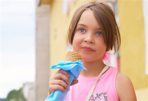 예쁜 어린 소녀 먹는 와플 콘에 큰 아이스크림을 핥는 행복 자연 배경에서 웃 고 귀여운에 대한 스톡 사진 및 기타 이미지
