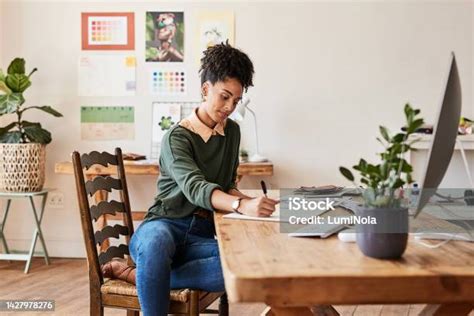 일정 일정 및 계획 비즈니스 여성이 메모를 작성하고 회사 사무실에서 컴퓨터에서 작업합니다 이벤트 관리 프로젝트 관리 업무에 대해