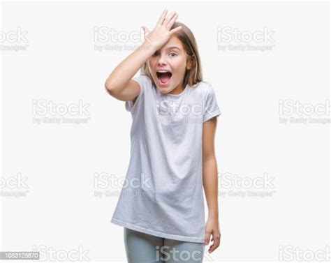 실수에 대 한 머리에 손으로 놀된 격리 된 배경 위에 젊은 아름 다운 소녀 기억 오류 깜 빡 나쁜 메모리 개념 금발 머리에 대한 스톡 사진 및 기타 이미지 Istock