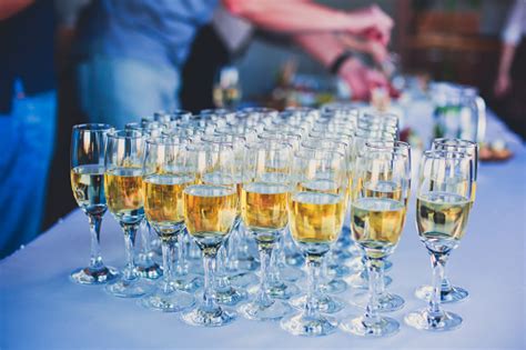 야외 이벤트 아름 다운 Bokeh와 그림에 장식 된 케이터링 꽃다발 테이블에 파티 마티니 보드카 그리고 다른 사람에 다른 색된 알코올 칵테일의 아름 다운 행 선 결혼식에