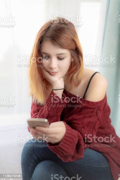 젊은 여자 집에서 사용 하 여 텍스트사용 하는 스마트폰 인터넷 18 19세에 대한 스톡 사진 및 기타 이미지 18 19세