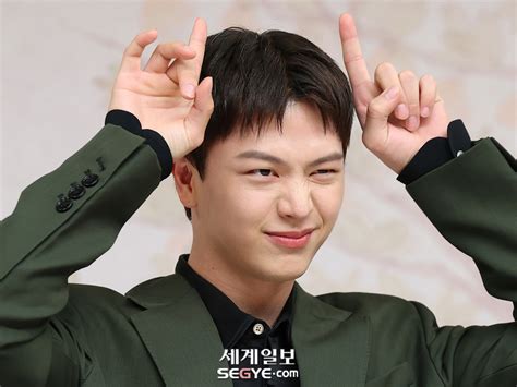 [포토] 육성재 깜찍하게