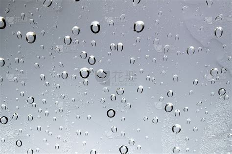 水滴，雨点，玻璃地板上的冷却蒸汽
