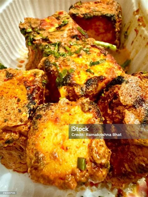 그린 처트니와 양파를 곁들인 맛있는 애피타이저 파니르 티카 Paneer Tikka에 대한 스톡 사진 및 기타 이미지