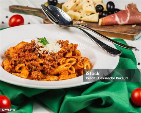 파스타 볼로네즈 소스를 곁들인 펜네 파스타 파마산 치즈 이탈리아 요리 지중해 음식 닫기 0명에 대한 스톡 사진 및 기타 이미지 Istock