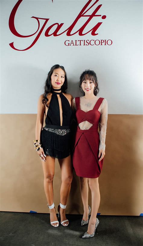 张嘉倪纽约时装周看秀 红色look超吸睛