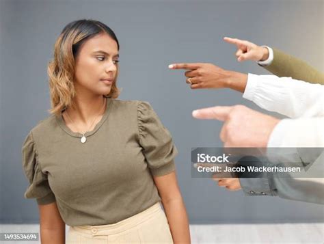 직장에서 괴롭힘 수치심 및 비난에 대해 비즈니스 여성과 함께 유죄 지적 및 손가락질 부정적 갈등 및 벽 배경에 대한 책임에 대한