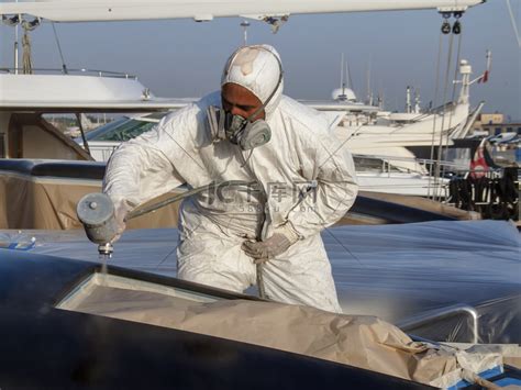 工人喷漆高清摄影大图 千库网