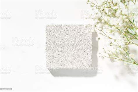 흰색 다공성 경석과 흰색 바탕에 야생화로 만든 미용 화장품 프레젠테이션을 위한 여름 최소 장면 평면도 스튜디오 사진 Fashion Show에 대한 스톡 사진 및 기타 이미지