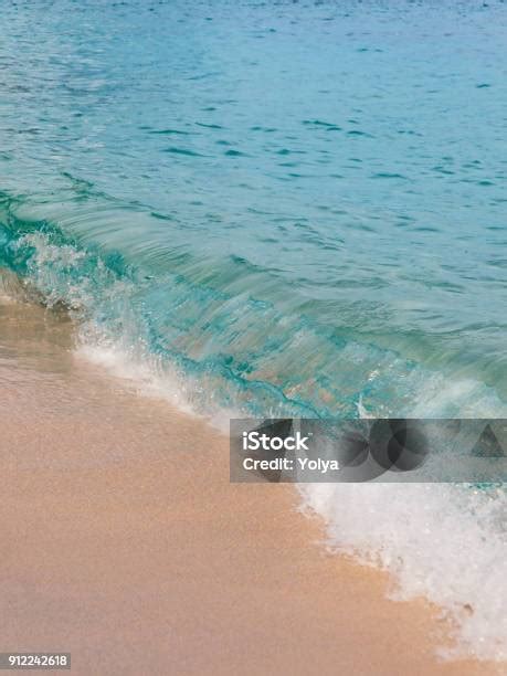 평화로운 해변 배경입니다 하얀 모래와 청록색 바다 물입니다 좋은 모래와 잔잔한 파도의 바다 해안선입니다 열 대 휴가 개념 0명에 대한 스톡 사진 및 기타 이미지 Istock
