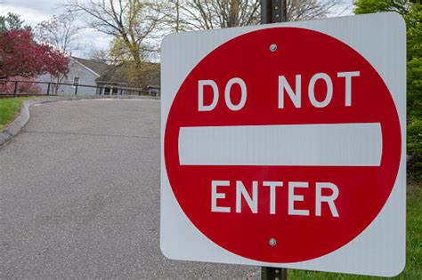 입력하지 않음을 읽는 흰색 텍스트가있는 둥근 그래픽 거리 기호가있는 사각형 거리에 대한 스톡 사진 및 기타 이미지 거리 경계 표지 고속도로 Istock
