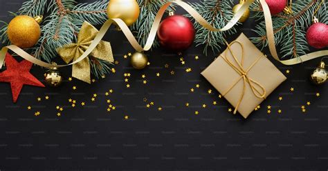 전나무 나뭇가지 장식 빨간색과 황금색 싸구려가 있는 크리스마스 검은색 배경 선물 상자 색종이 크리스마스 겨울 휴가 새해 개념 플랫 레이 평면도 복사 공간