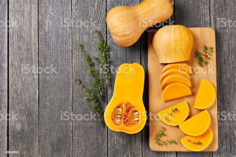 나무 테이블에 백리향이있는 버터넛 스쿼시 조각 텍스트를위한 공간을 복사하십시오 건강한 식생활에 대한 스톡 사진 및 기타 이미지 건강한 식생활 계절 과일 Istock