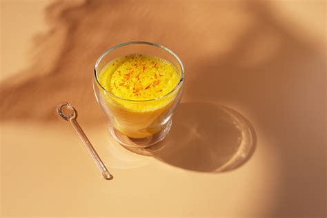 베이지 색 배경 황금 우유 하드 라이트 텍스트 공간에 유리 컵에 사프란 라떼 할디 카 두드에 대한 스톡 사진 및 기타 이미지 할디 카 두드 사프란 우유 Istock