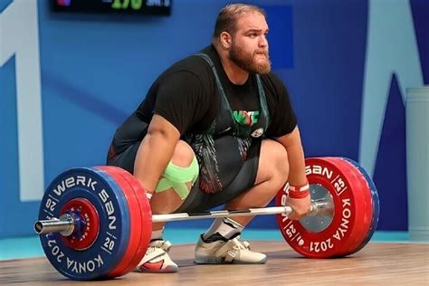 ببینید سرازیر شدن اشک‌های پدر علیرضا یوسفی با پخش شدن پیغام صوتی از