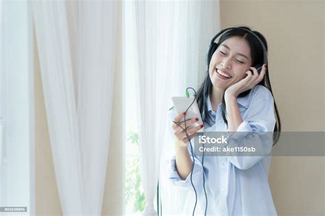 젊은 아시아 여자 침실 집에서 음악을 듣고 하는 헤드폰 홈 엔터테인먼트와 사람들 개념입니다 개념에 대한 스톡 사진 및 기타 이미지 Istock