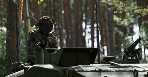 포탄 날아드는 전장에서 폰으로 ‘전투게임 우크라 병사들 왜