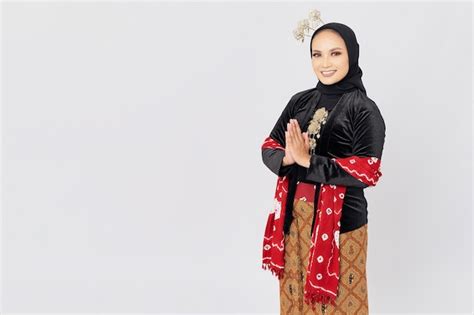 Premium Photo Portrait Of Smiling Happy Young Asian Woman Wearing