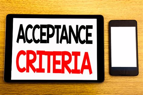 합격 기준을 보여주는 텍스트를 작성 디지털 태블릿 노트북에 작성 된 기준 스티커 메모 커피와 펜 나무 배경 비즈니스 개념 개념에 대한 스톡 사진 및 기타 이미지 Istock