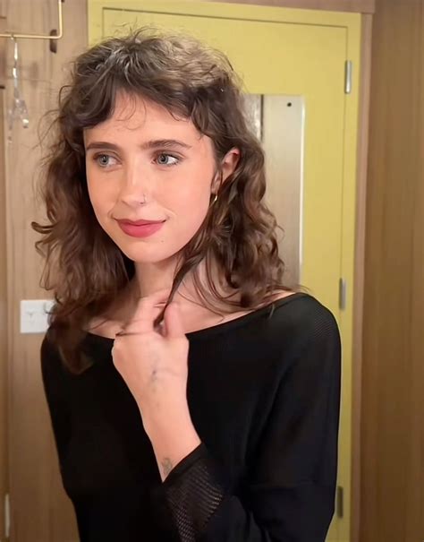 Clairo Clairo Hair Color Clairo Haircut Clairo Shag