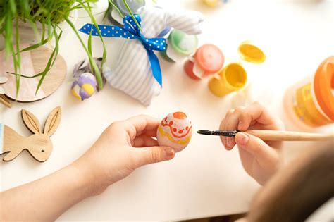 밝은 색상으로 부활절 달걀을 채색하는 아이들의 손의 클로즈업 행복한 부활절의 개념 6 7 살에 대한 스톡 사진 및 기타 이미지 6 7 살 계절 공예 Istock
