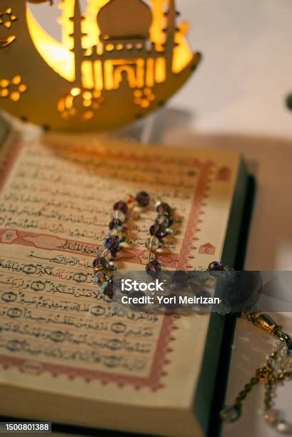 이슬람 거룩한 책 꾸란은 흰색 바탕에 기도 염주 또는 묵주 구슬이 있습니다 라마단 개념 이슬람 개념 이드 알 피트르 이드 알 아드하 이슬람 배경 0명에 대한 스톡 사진 및