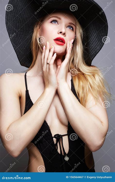 Sch?ne Junge Frau Im Hut Und Im Bikini Stockbild - Bild von luxus ...