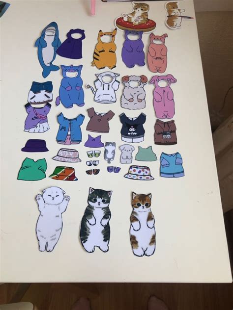 Раскраска котика с одеждой в виде зверушек и акулы Больше раскрасок