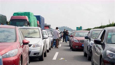 这恐怕是中国最长时间的堵车：足足堵了12天，车流长达135公里！ 汽车 用车 好看视频