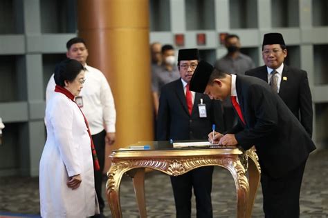 Megawati Lantik Laksdya Amarulla Octavian Jadi Wakil Kepala Brin