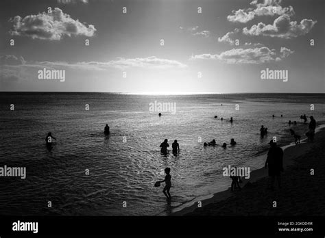 Enfants Noirs Jouant Dans La Mer Banque De Photographies Et Dimages à Haute Résolution Alamy
