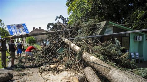 Агенцията за социално подпомагане оказва помощ на пострадалите от силната буря вчера Новини бг