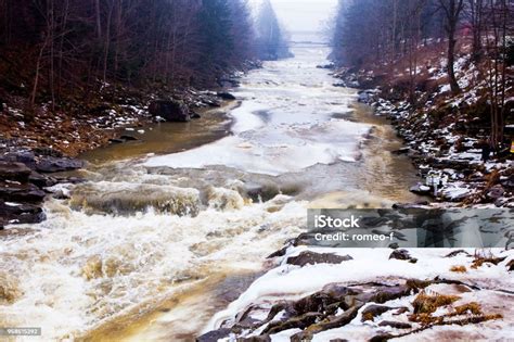 산에 아름 다운 겨울 풍경입니다 일출입니다 안개와 눈 Carpatian 골짜기입니다 카 르 파티 아 겨울 산입니다 이른 아침 빛 산 언덕에 누워 0명에 대한 스톡 사진 및
