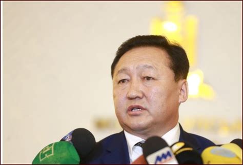 Д Тогтохсүрэн Монгол ёсоор ахмадуудад 20 000 төгрөг өгч хүндэтгэл үзүүлсэн Энэ бол тойрогтоо