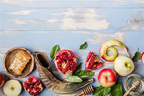 로쉬 하샤나 유대인 새해 휴가 개념 전통적인 상징 꿀 항아리와 석류와 삽포가있는 신선한 사과 파란색 배경에 뿔 텍스트공간을 복사합니다 위에서 보기 개념에 대한 스톡 사진 및