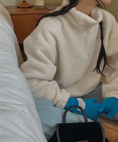 반집업 후리스 뽀글이 양털 핑크 겨울 맨투맨 캠핑룩 크롭 티셔츠 에이블리