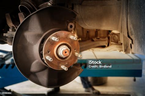 녹슨된 디스크 브레이크 그리고 텍스트 입력을 위한 공간을 가진 차에 캘리퍼스 빈티지 스타일입니다 공간에 복사 합니다 감지기에 대한 스톡 사진 및 기타 이미지 Istock