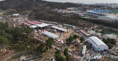 논산 딸기 축제에 전국 35만여 명 관광객 찾아
