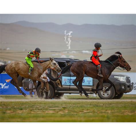 Япон охин Аюуд нэг сайхан сэтгэлтэй залуу Монгол дээл гутал авч өгнө гэсэн охиныг ямартай ч