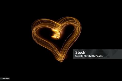 추상적인 소용돌이 하트 모양 윤곽선 검은 배경에 대한 평행선 패턴에 네온 골드 색상의 심장 윤곽의 긴 노출 사진 라이트 페인팅 사진 검은색에 대한 스톡 사진 및 기타 이미지