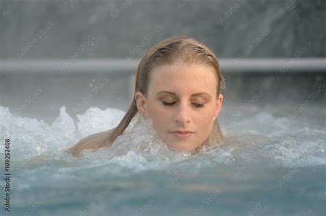 Junge Blonde Frau Bei Einem Aufenthalt In Der Rupertustherme Bad