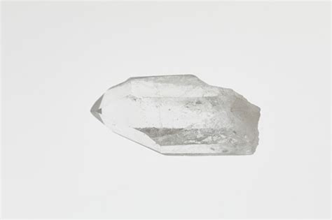 뚜렷한 각형 결정이있는 석영의 천연 광물 표본 이산화 규소로 구성된 매우 단단한 광물과 지구의 지각에서 두 번째로 풍부한 광물