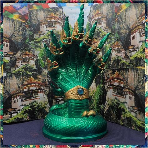 พญานาค 7 เศียร สีเขียวมรกต ประดับไหลน้ำพี้ องค์ใหญ่ สูงรวมฐาน 9 นิ้ว หล่อผสมมวลสารแร่เหล็กน้ำพี้