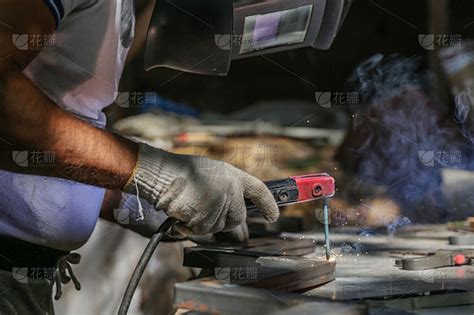 焊工焊接金属结构