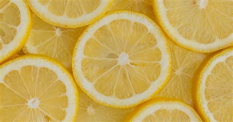 반으로 자른 레몬 무리 사진 Unsplash의 레몬 이미지