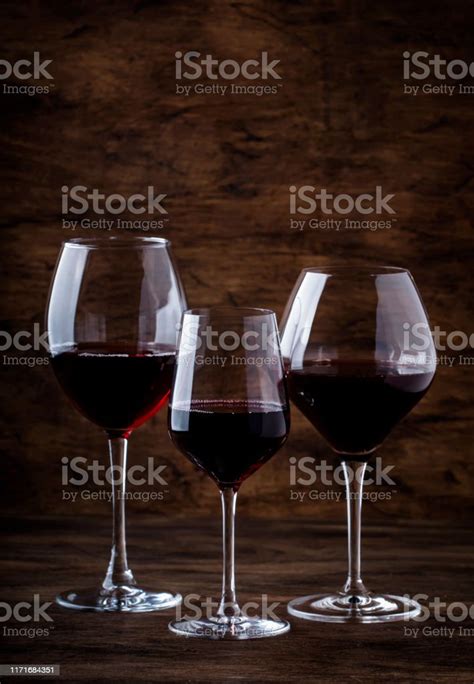 와인 시음에 레드 와인의 선택 오래된 나무 테이블 배경에 특별한 와인 잔에 건조 반 건조 달콤한 레드 와인 복사 공간 개체 그룹에 대한 스톡 사진 및 기타 이미지 Istock