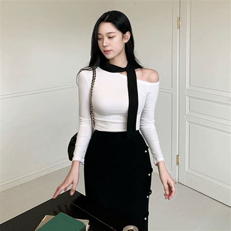 초고퀄리티🔥 슈니 타이 티셔츠 스카프 스판티 오프숄더 원숄더 스판 긴팔티 긴팔티셔츠 슬림핏 크롭 크롭니트 면접 하객룩 수입의류 드레이프 블라우스 셔츠 레이어드 레이스