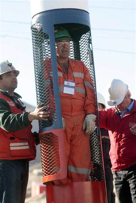 Tres Cápsulas Jaula Sacarán A Los Mineros Chilenos De Su Cautiverio