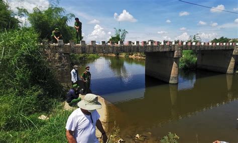 Hai Anh Em Chở Nhau Qua Cầu Bị Ngã Anh Rơi Xuống Sông Tử Vong